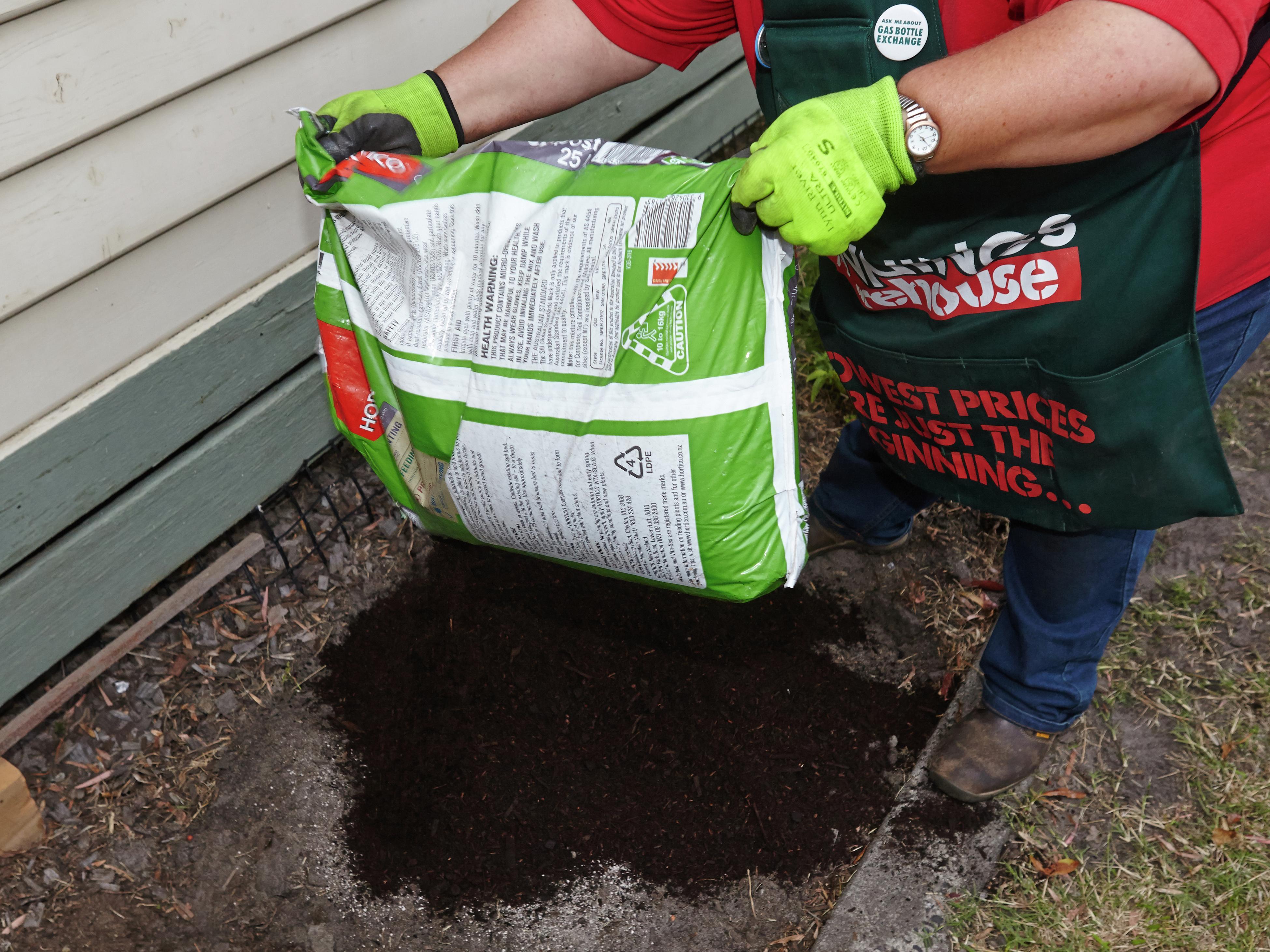 How To Improve Sandy Soil - Bunnings Australia
